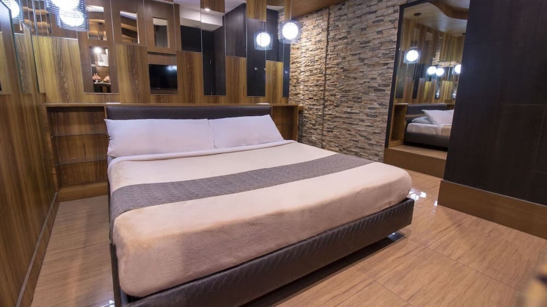 Victoria Court Malabon - Manila Day Use Rooms | HotelsByDay.com