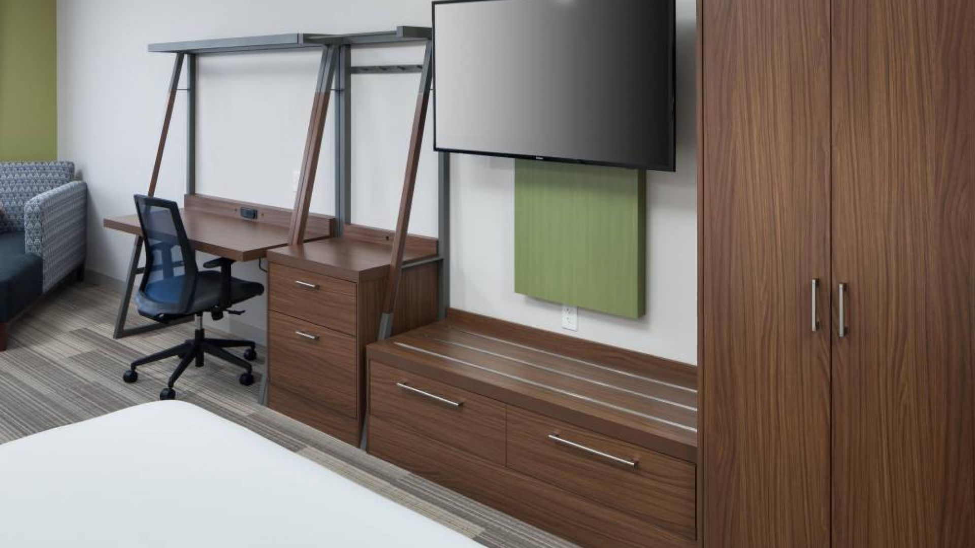 Holiday Inn Express & Suites Orlando At Seaworld - Orlando Day Use ...