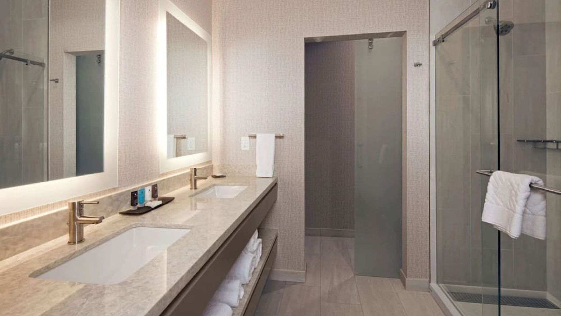H Hotel Los Angeles, Curio Collection By Hilton - Los Angeles Day Use ...