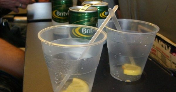 8 Things to Know About Bringing Alcohol on Airplanes | HotelsByDay